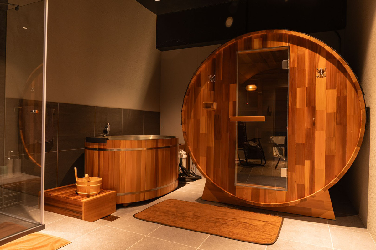 静岡県富士市プライベートサウナ設置事例（kokolo sauna代理店） - 屋内サウナと水風呂のkokolo sauna
